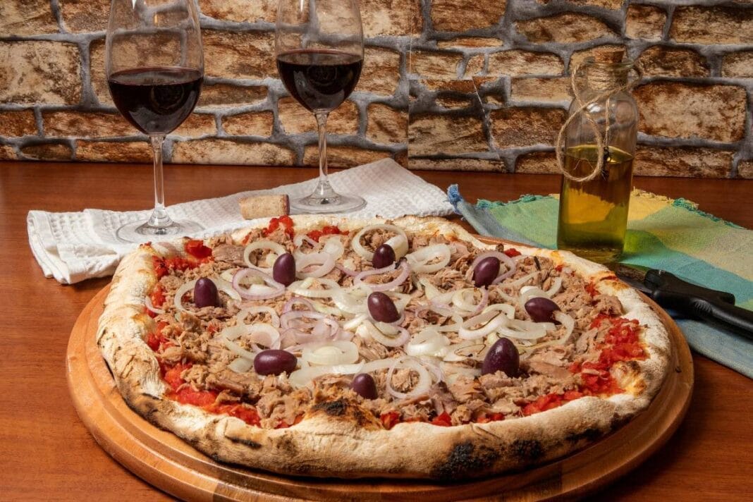 Pizza De Atum Com Molho De Tomate Caseiro! Fantástica! | Pai Na Cozinha